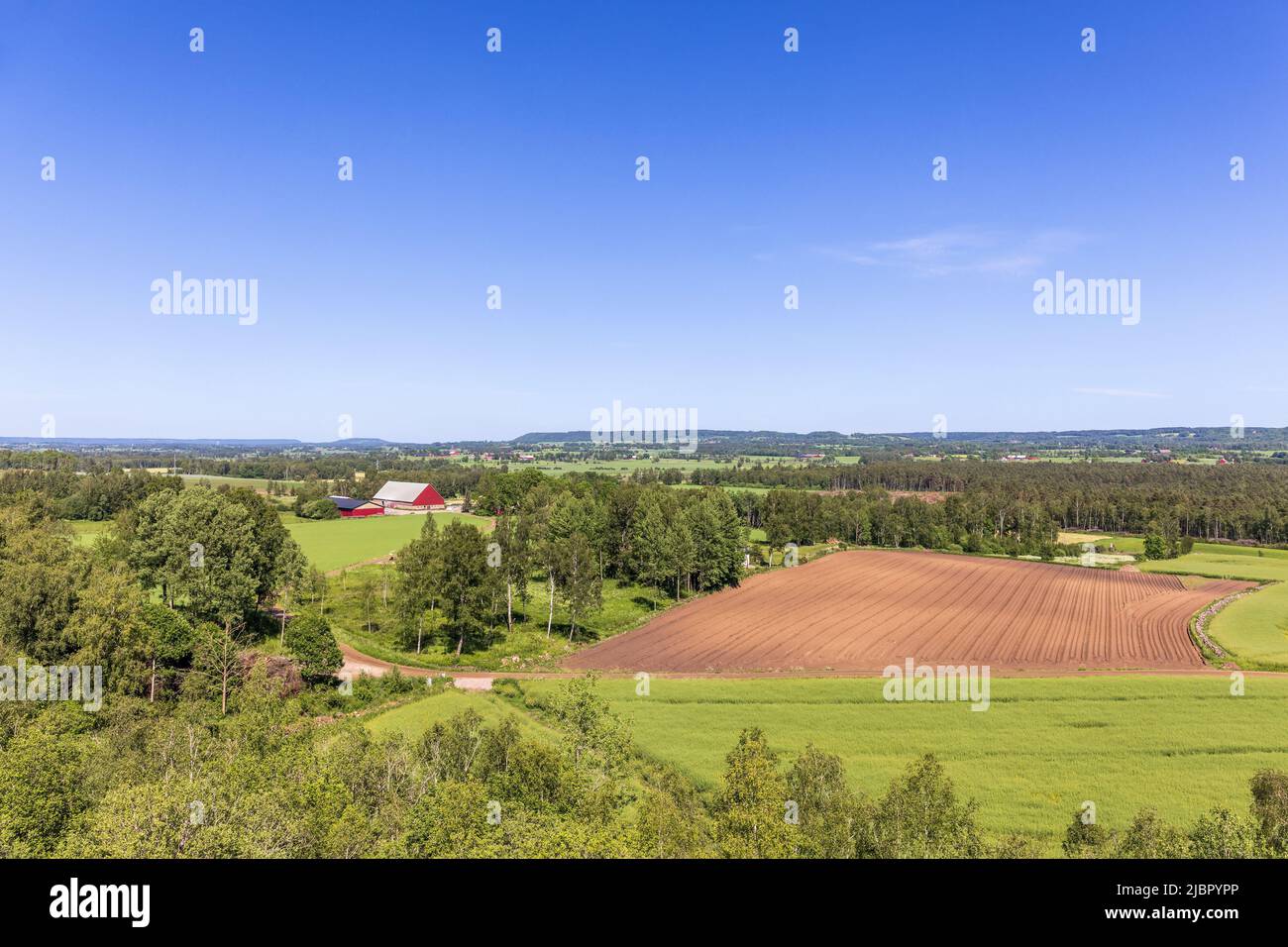 Red barn blue sky hi-res stock photography and images - Alamy
