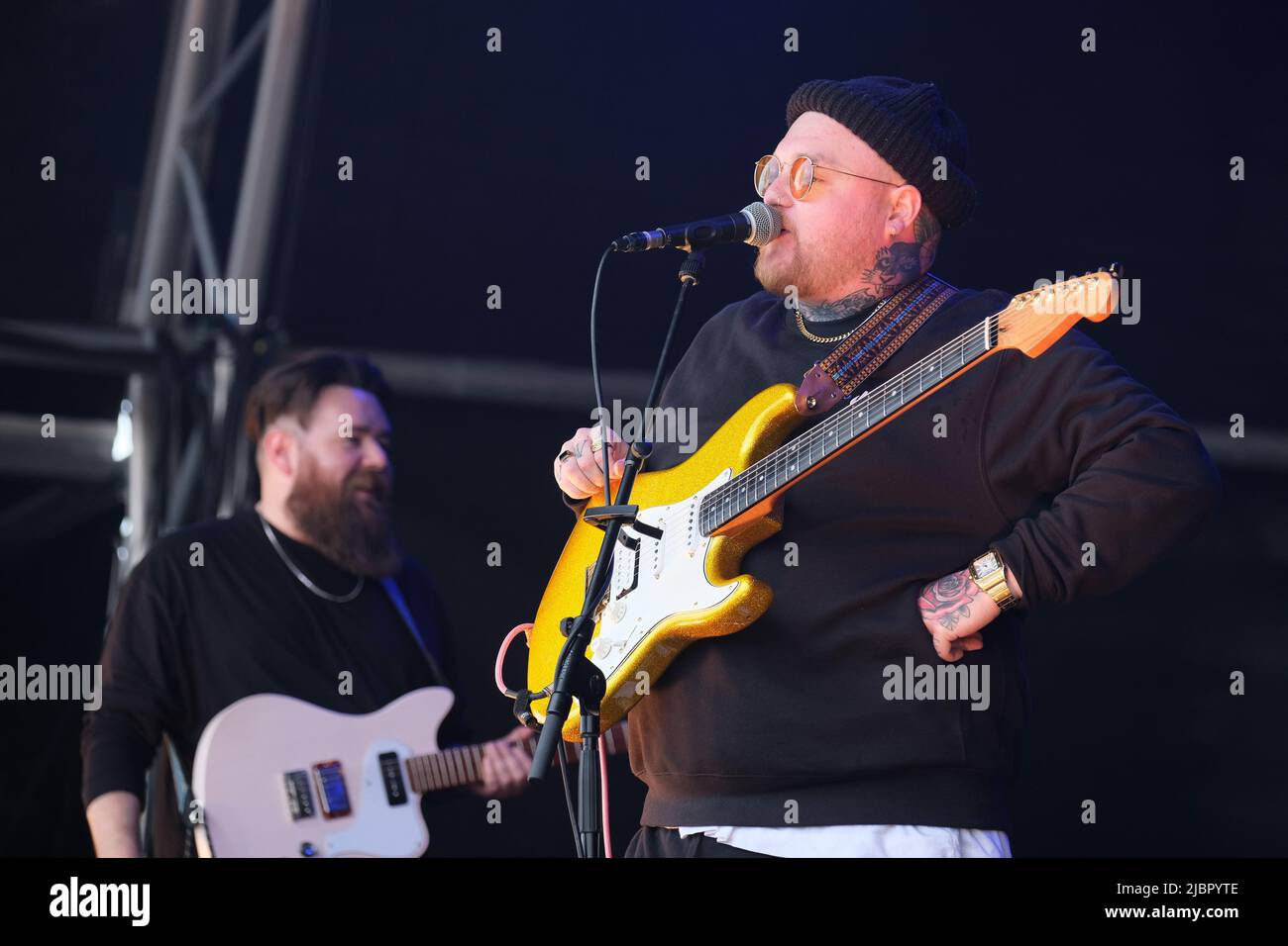 Thom Rylance, lead singer of The Lottery Winners performing at Wychwood ...