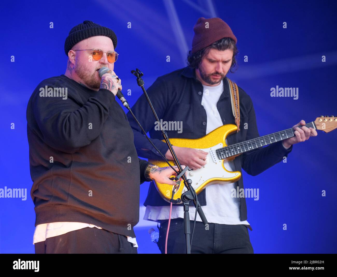 Thom Rylance, lead singer of The Lottery Winners performing at Wychwood ...