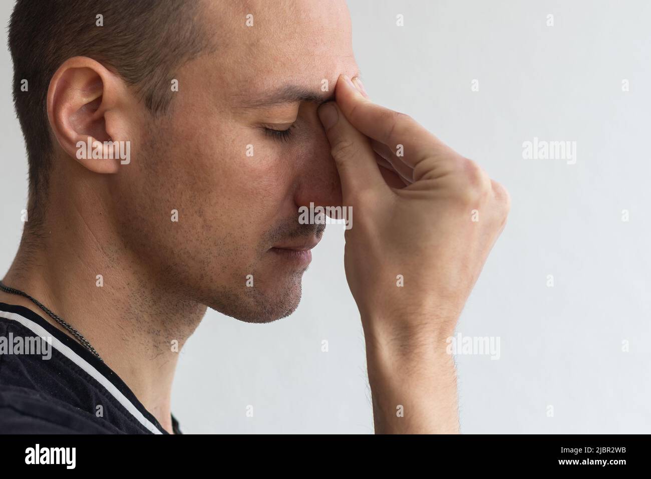 man with headache, head hurts, experiencing pain Stock Photo - Alamy