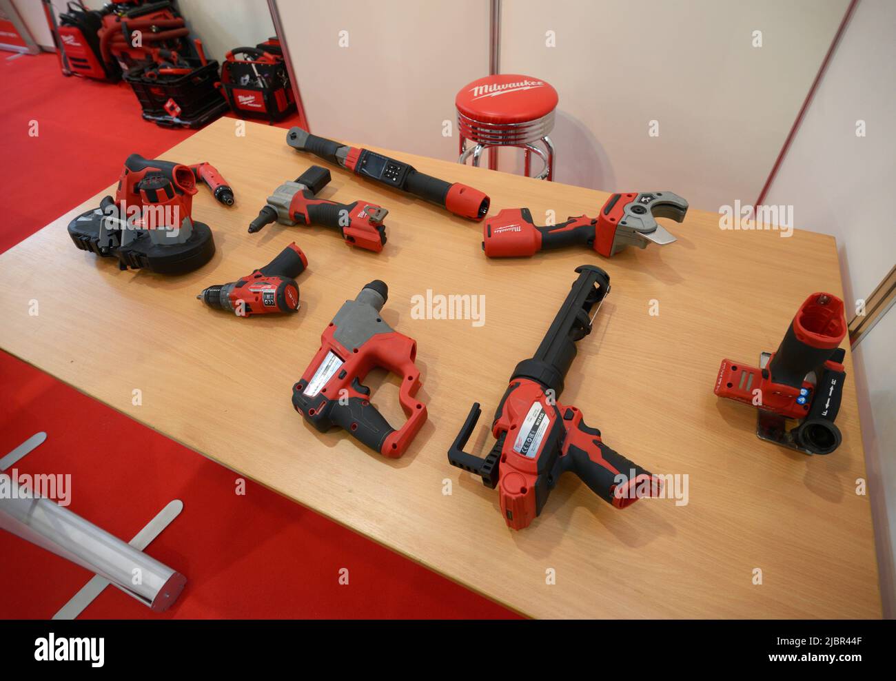 Drills, cordless screwdrivers, band saws and other electric equipment ...