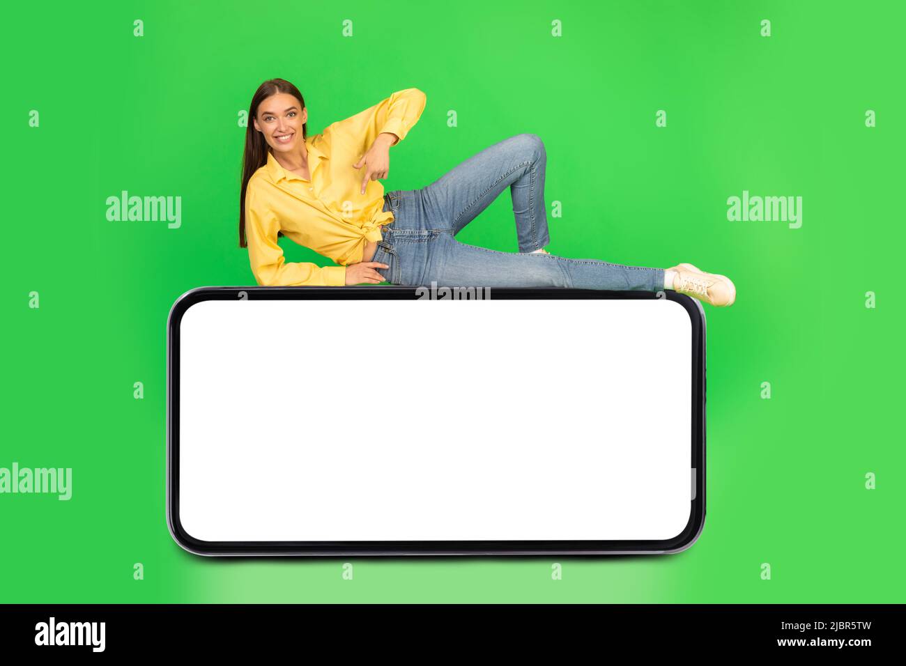 Woman green screen smartphone hi-res stock photography and images - Alamy