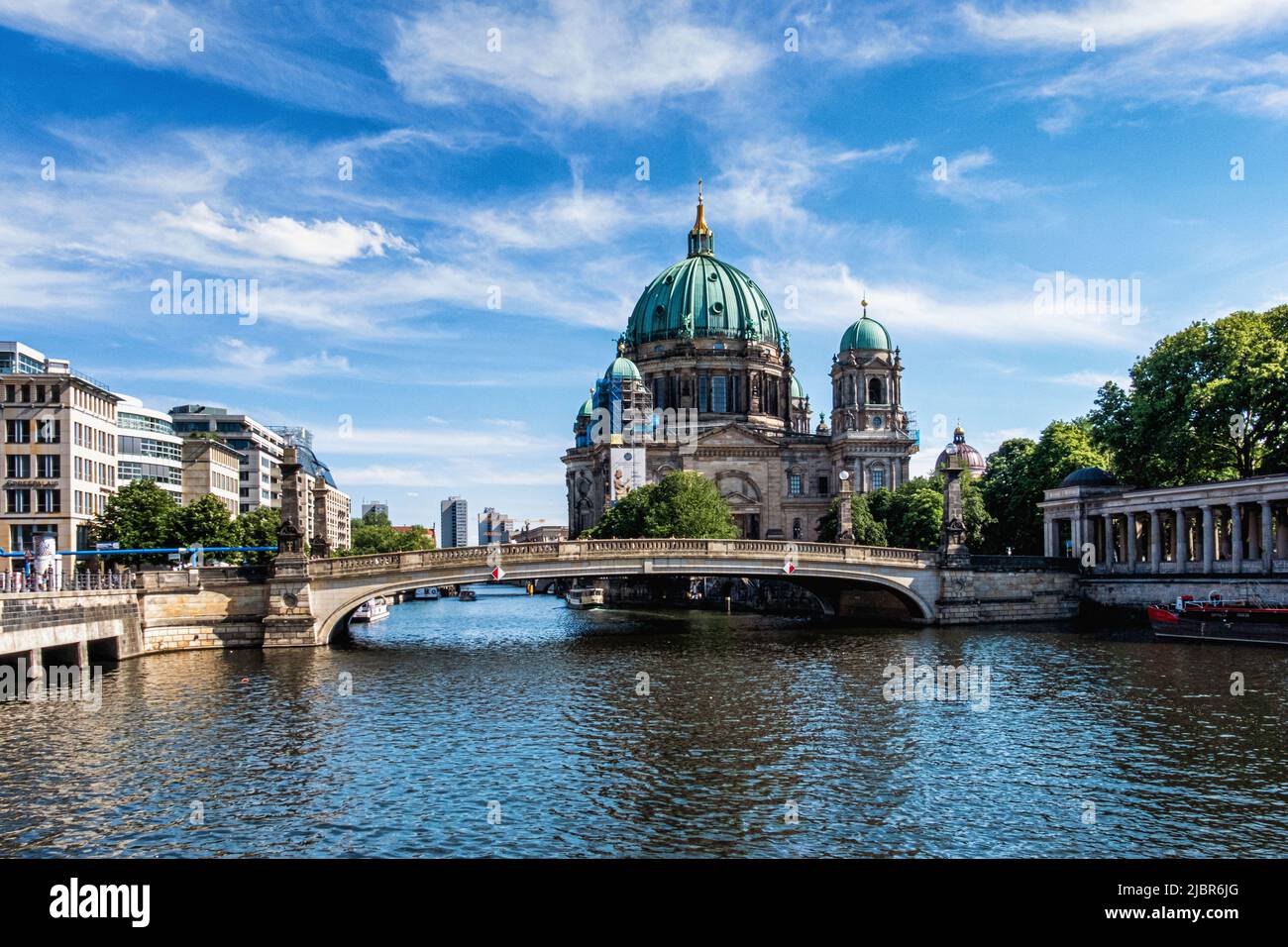 River Spree View, Friedrichsbrücke pedestrian bridge & historic Berlin ...