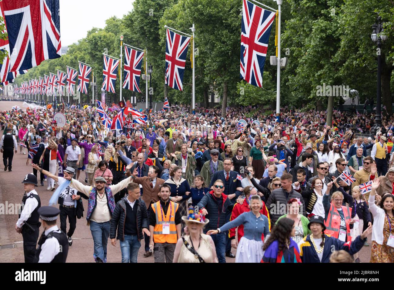 Crowds making their way up The Mall to watch the Platinum Jubilee ...