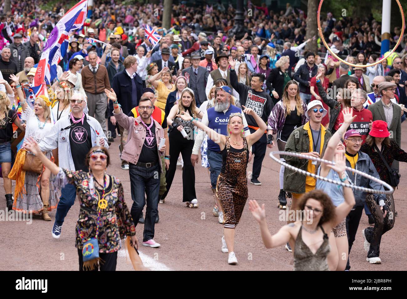 Crowds making their way up The Mall to watch the Platinum Jubilee ...