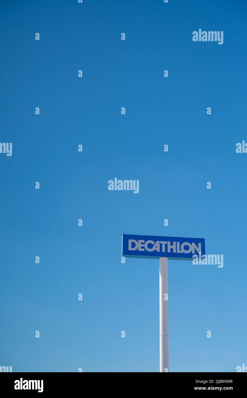 Decathlon logo hi-res stock photography and images - Alamy