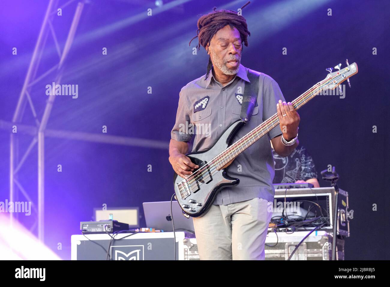 Leo williams bass guitar hi-res stock photography and images - Alamy