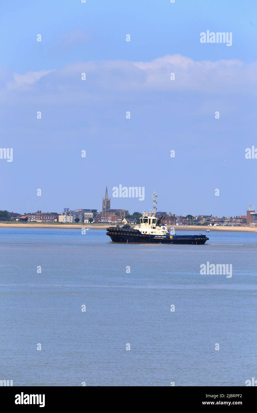 Tug boat Svitzer Deben at work in the Port of Felixstowe Stock Photo ...
