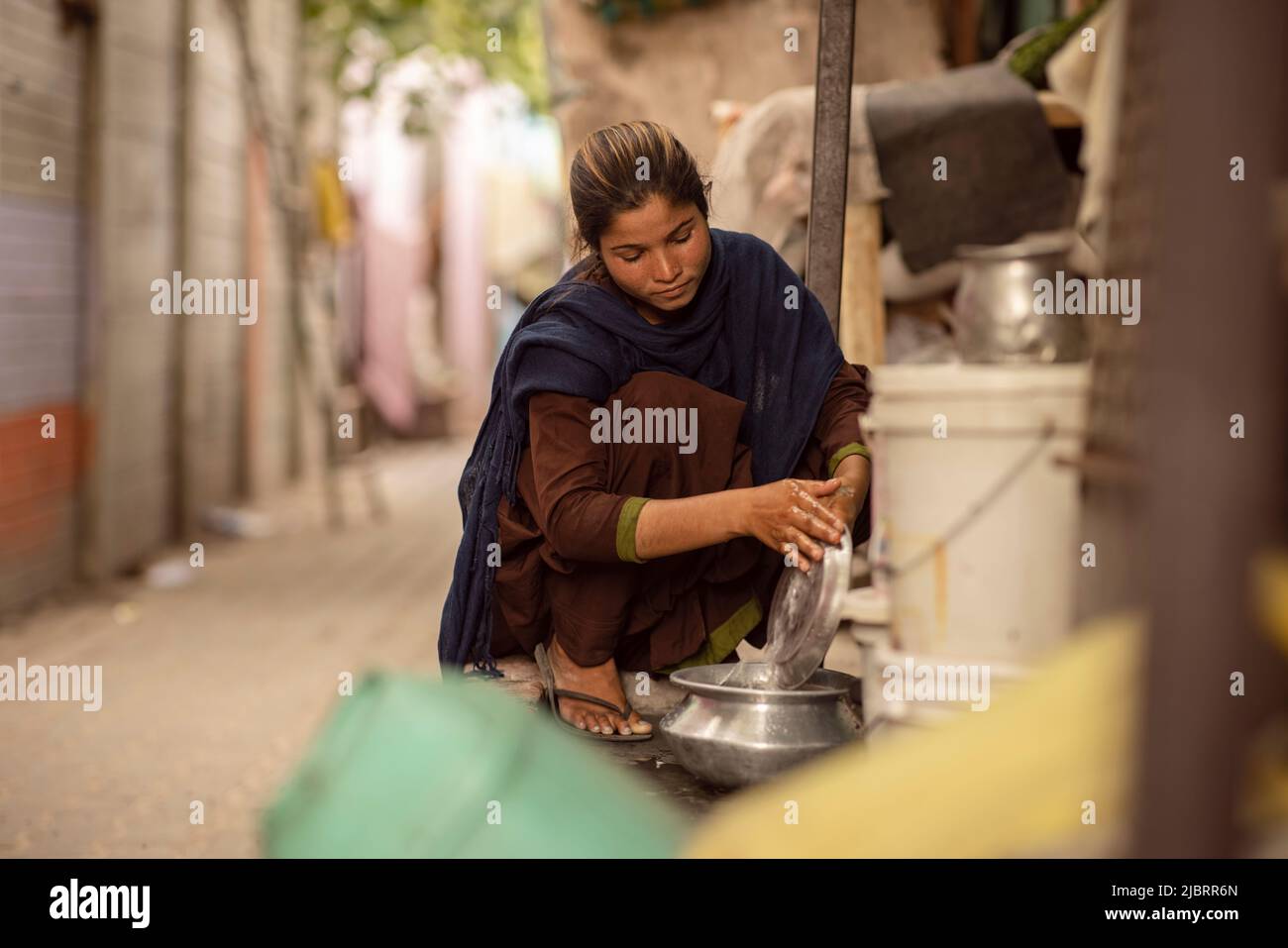 Young indian woman washing dishes hi-res stock photography and images ...