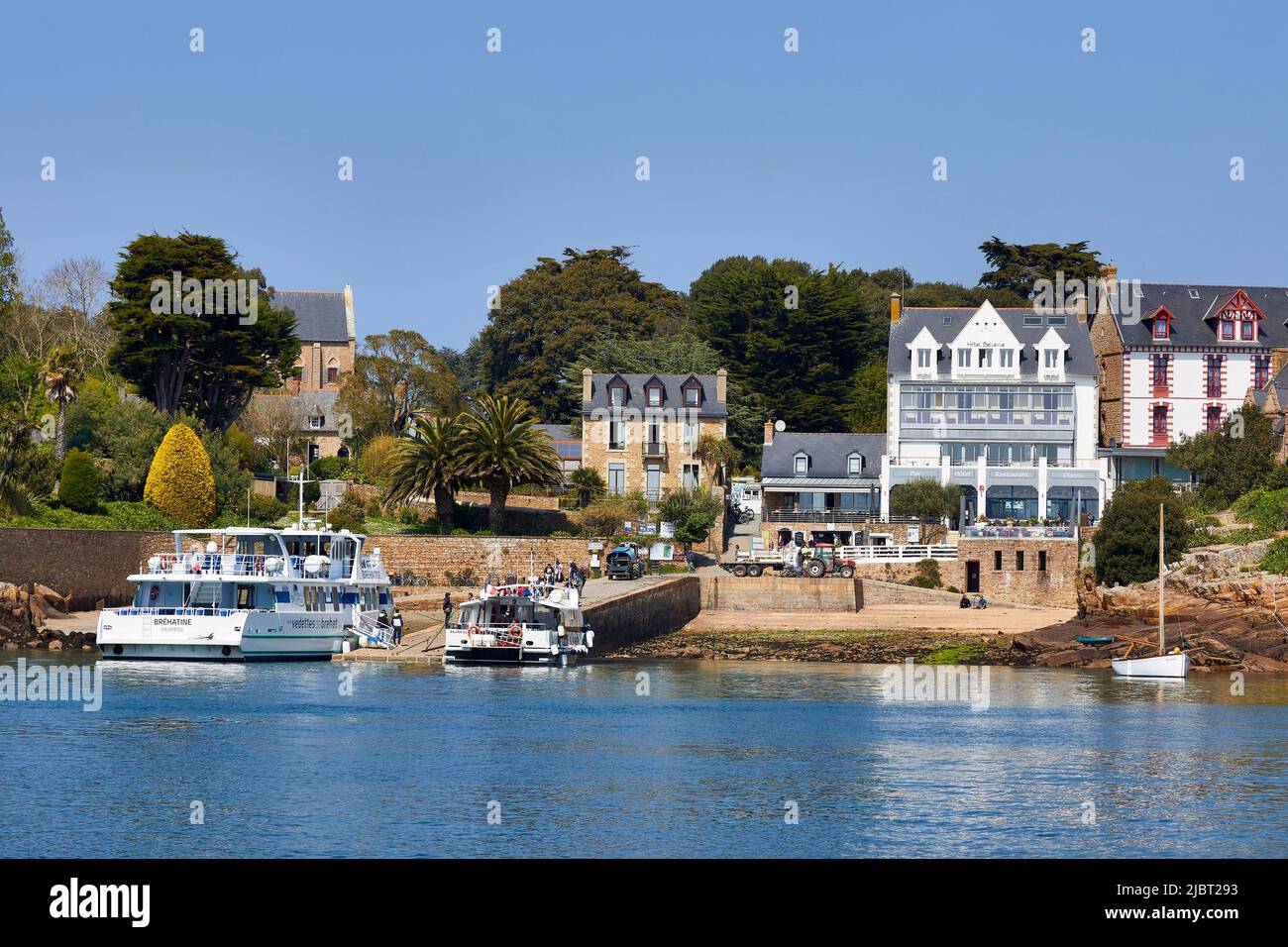 France, Cotes d'Armor, Ile de Bréhat (Brehat island), the harbour port ...
