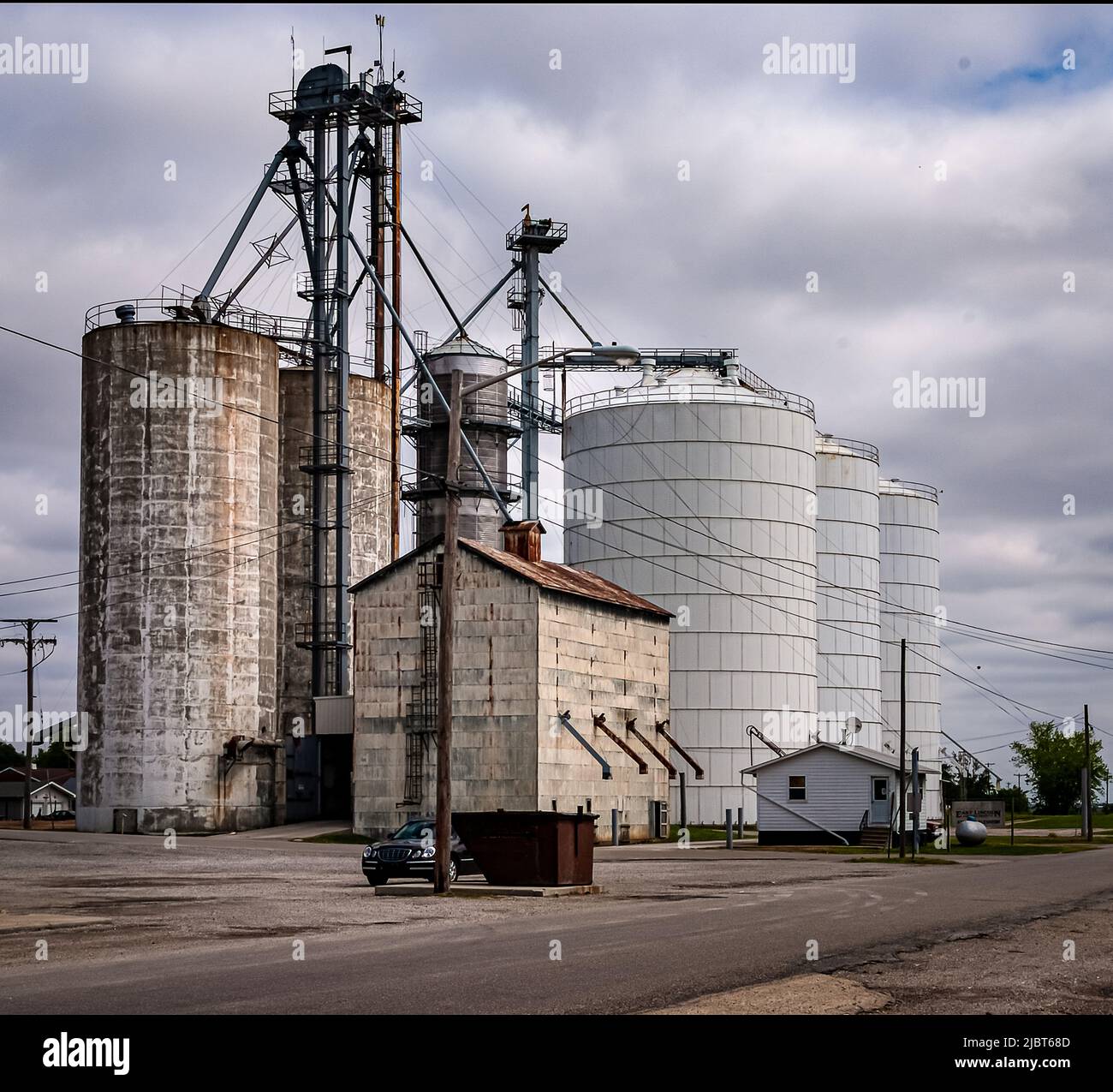 Old barn farm grain bin hi-res stock photography and images - Alamy