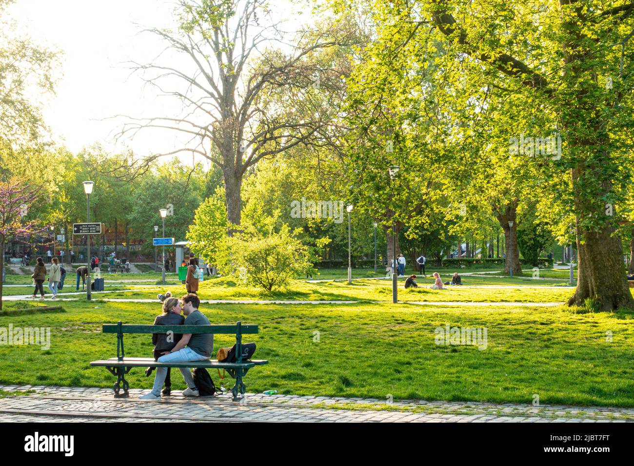Paris park bench hi-res stock photography and images - Alamy