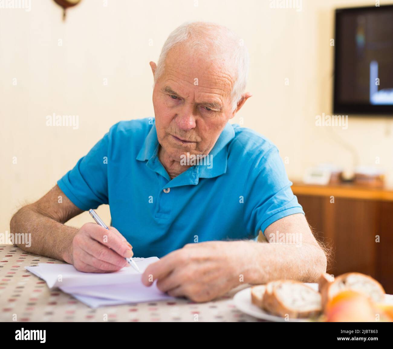 Man sitting reading paper hi-res stock photography and images - Alamy