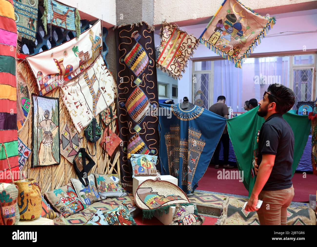 Cloth looks hi-res stock photography and images - Alamy