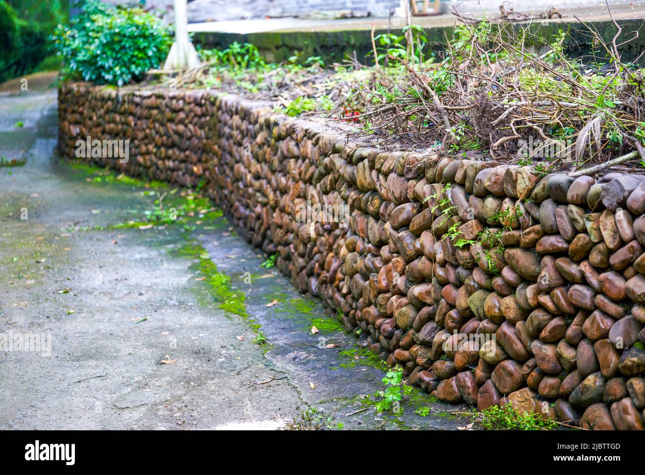 Low garden retaining wall hi-res stock photography and images - Alamy