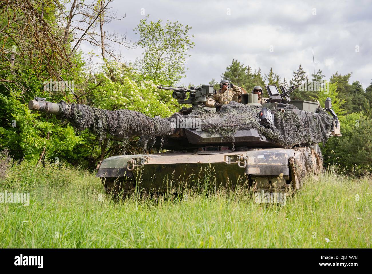 Hohenfels, Germany. 08th June, 2022. U.S. soldiers stand with an M1 ...