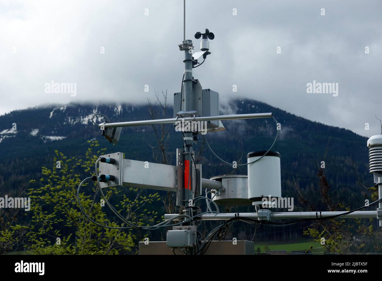 Meteorological station for measuring, recording and transmitting ...