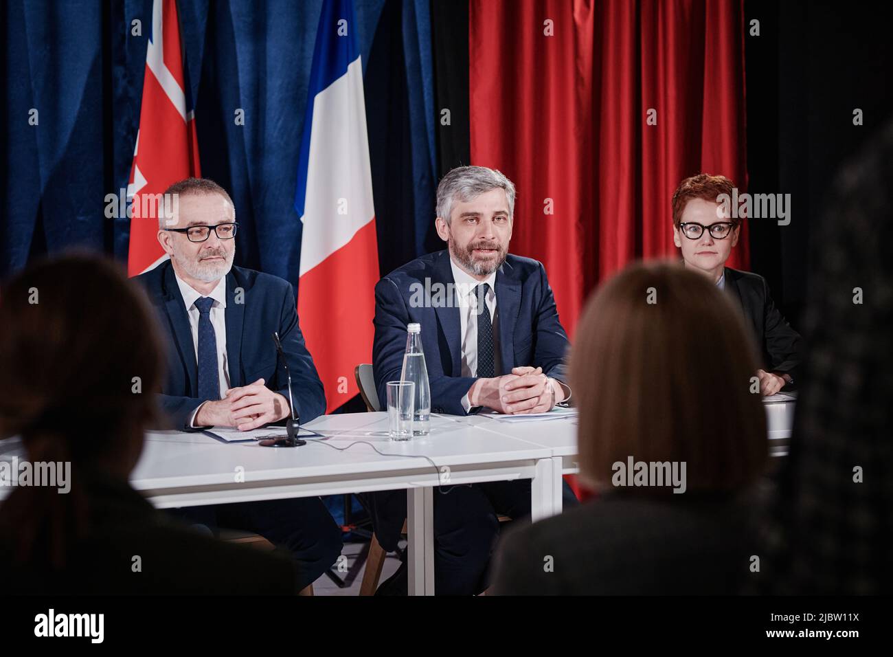 Press conference table hi-res stock photography and images - Alamy