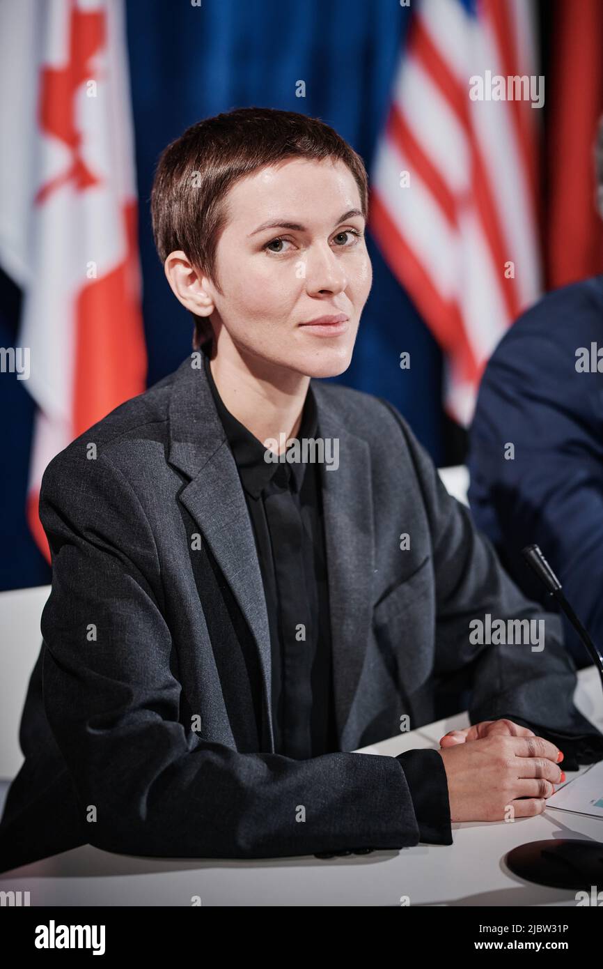 Press conference table hi-res stock photography and images - Alamy