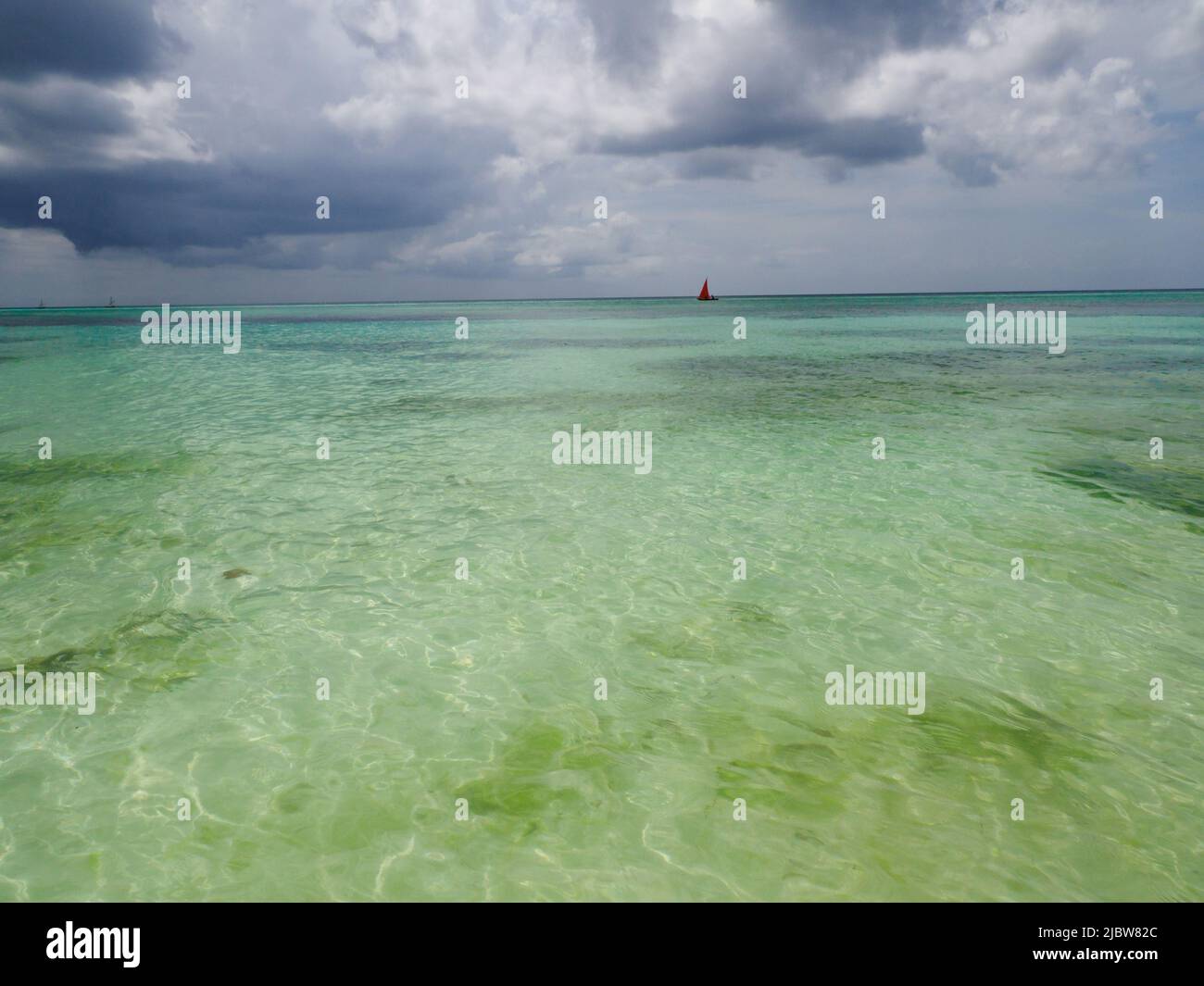 Azure water of Indian ocean at the Menai Bay, Kizimkazi, Zanzibar ...