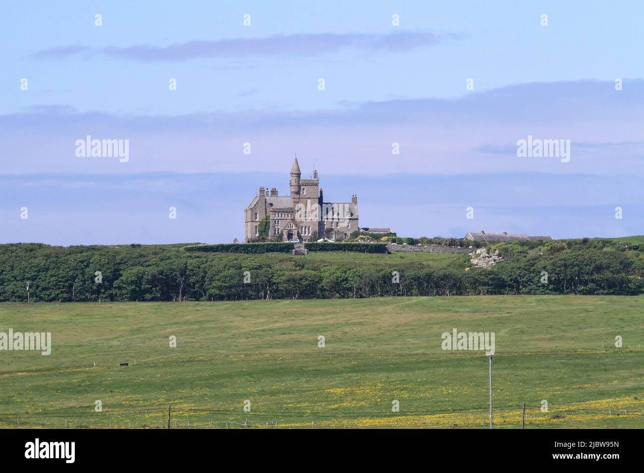 Victorian baronial castle ireland hi-res stock photography and images ...