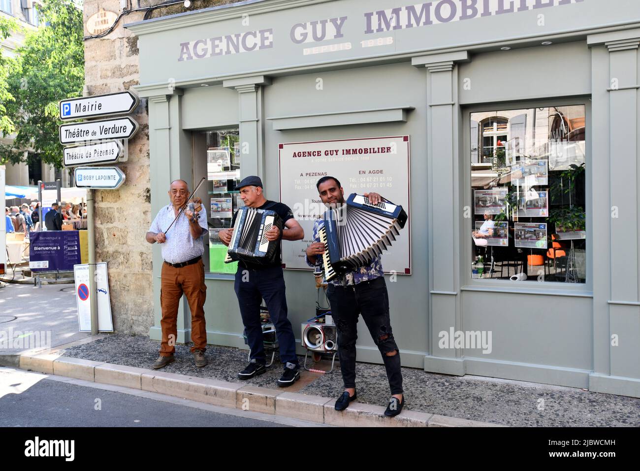 European men busking hi-res stock photography and images - Alamy
