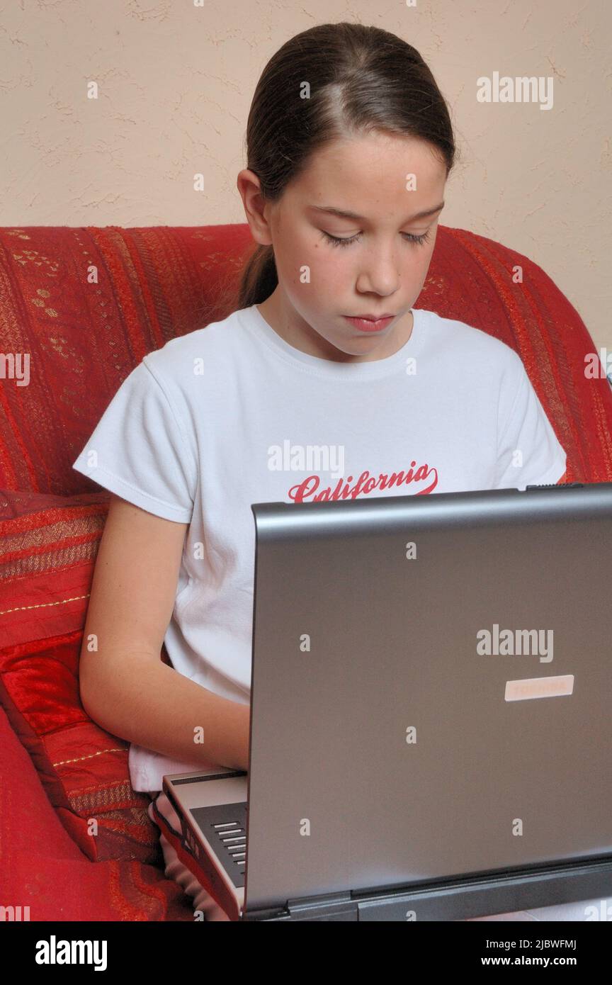 Girl with a laptop Adolescente sur ordinateur portable Stock Photo - Alamy