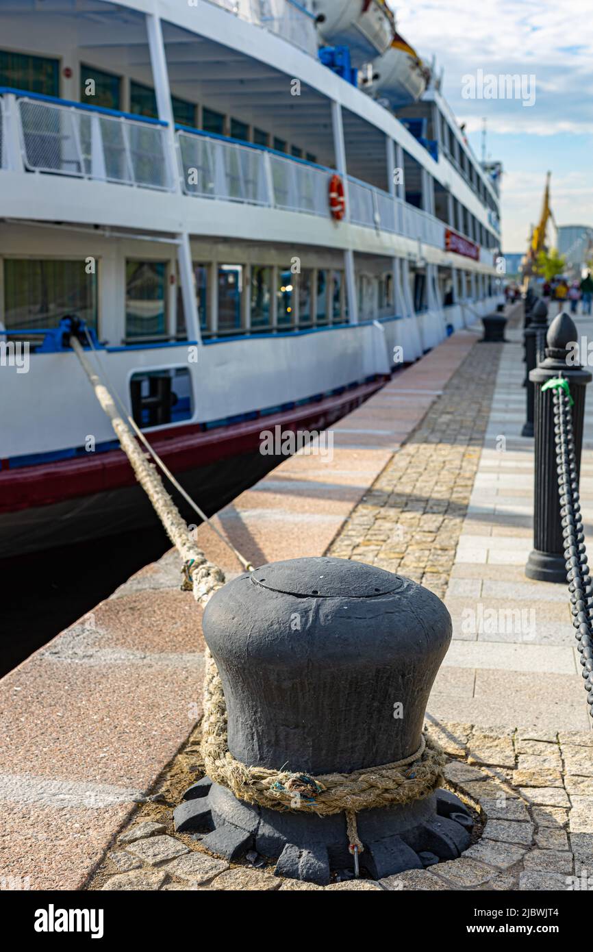 Rope bollards on ship hi-res stock photography and images - Alamy