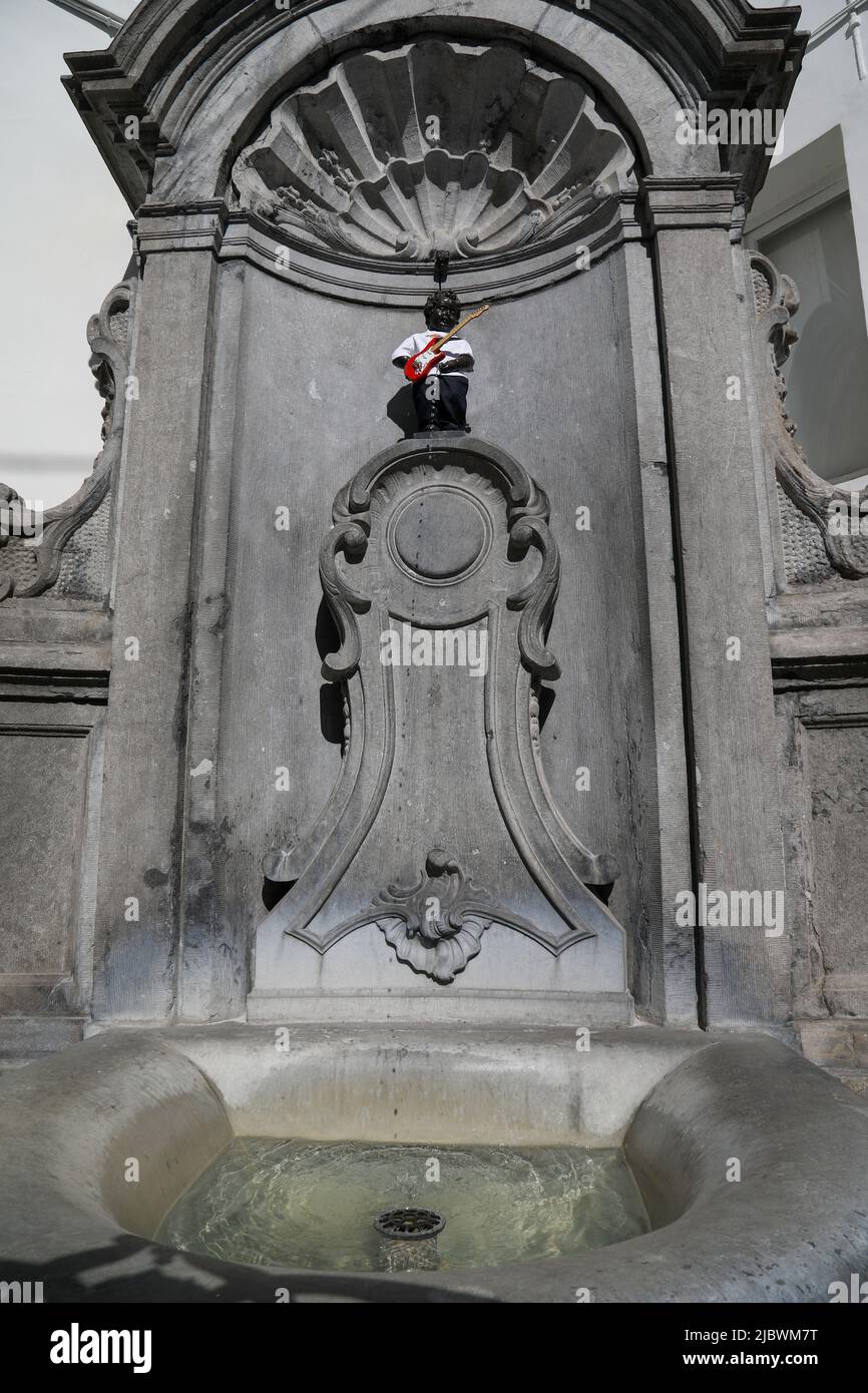 The amazing Manneken Pis dressed in Hard Rock Cafe Costume Stock Photo ...