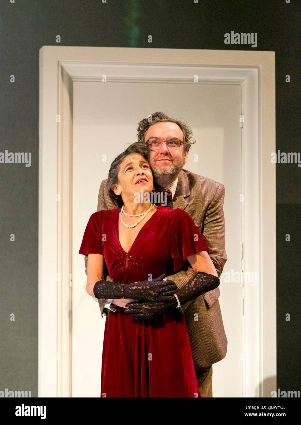 Kathryn Hunter (Juliet), Richard McCabe (Romeo) in A TENDER THING by ...