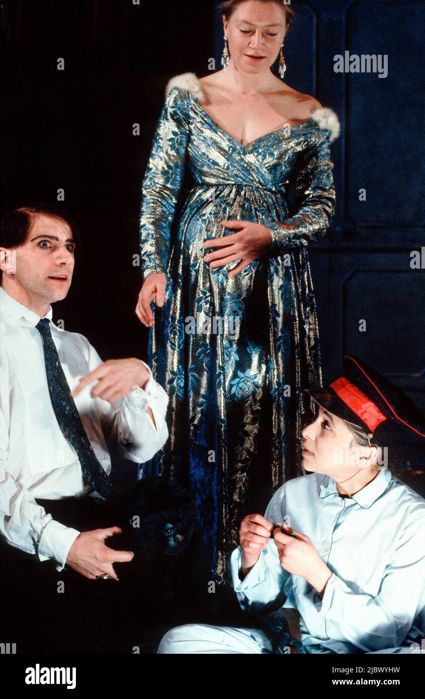 l-r: Simon McBurney (Leontes), Gabrielle Reidy (Hermione), Kathryn ...