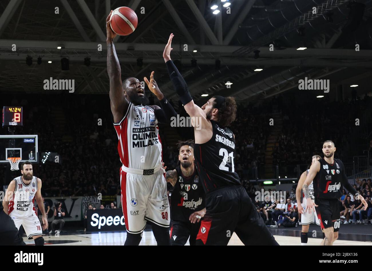 Benjamin Bentil (Armani Exchange Milano) (L) Tornike Shengelia ...