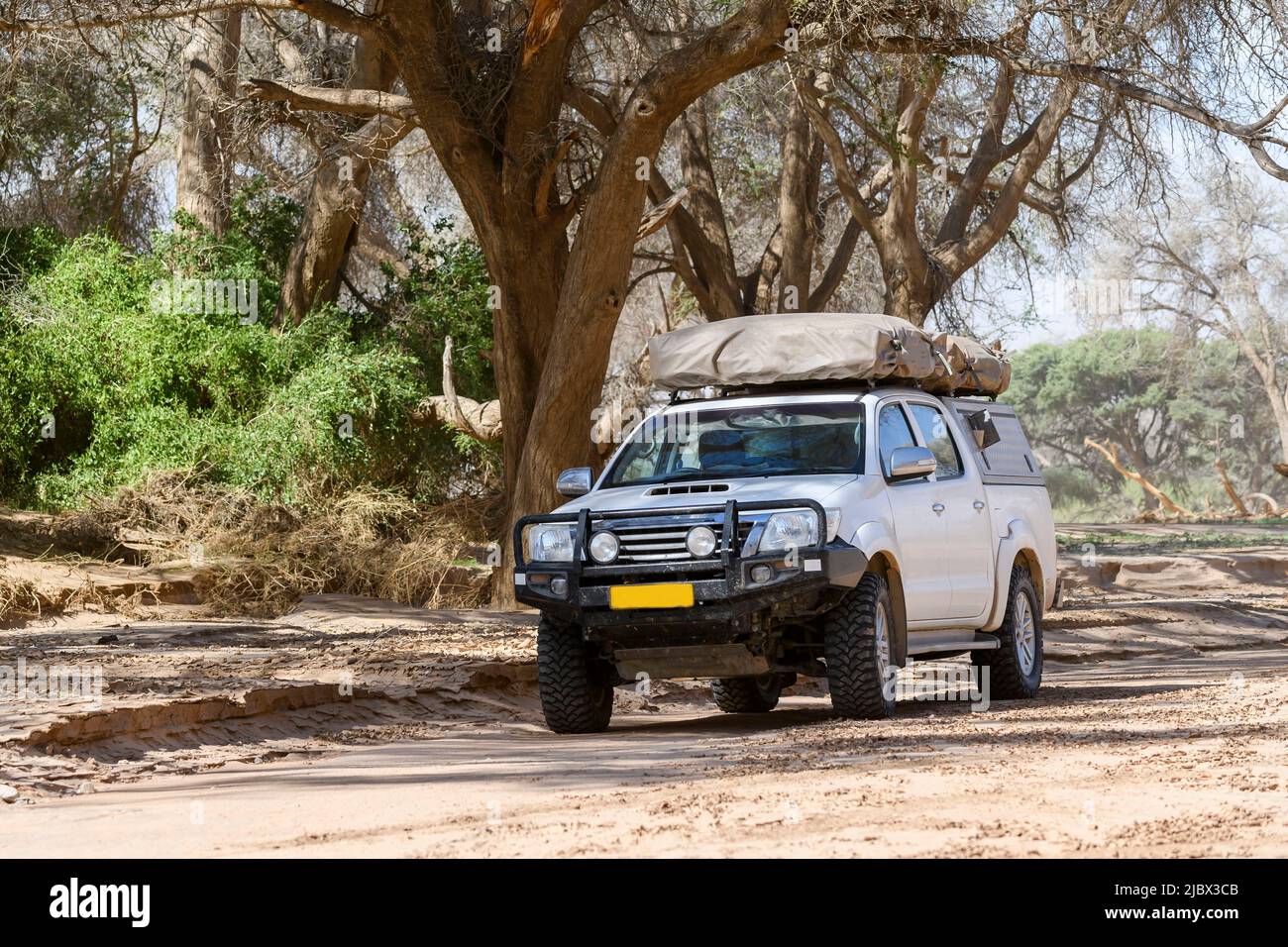 Offroad 4X4 car with tent in African bush during a safari adventure ...