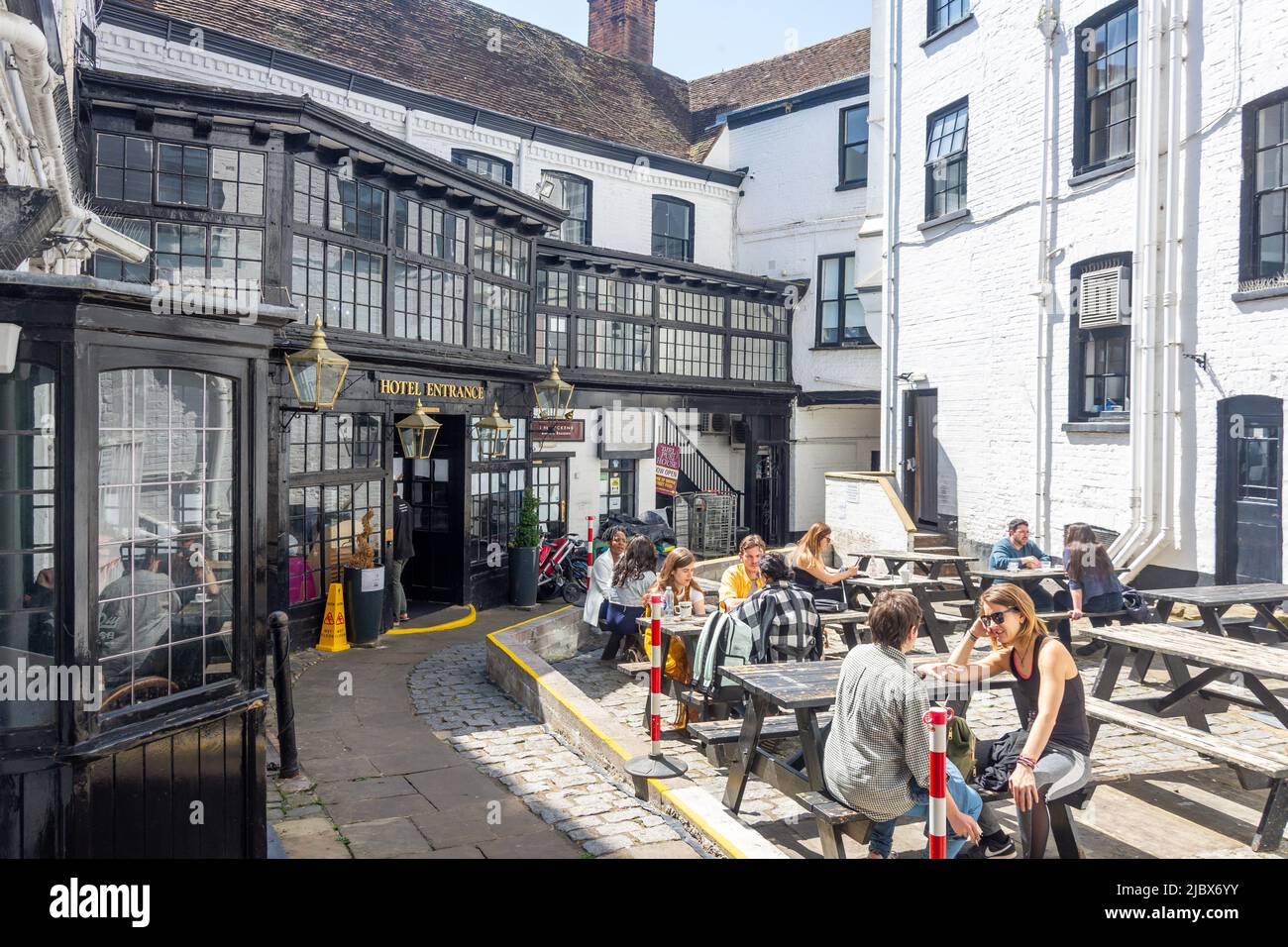 The courtyard at 15th century the george hotel hi-res stock photography ...