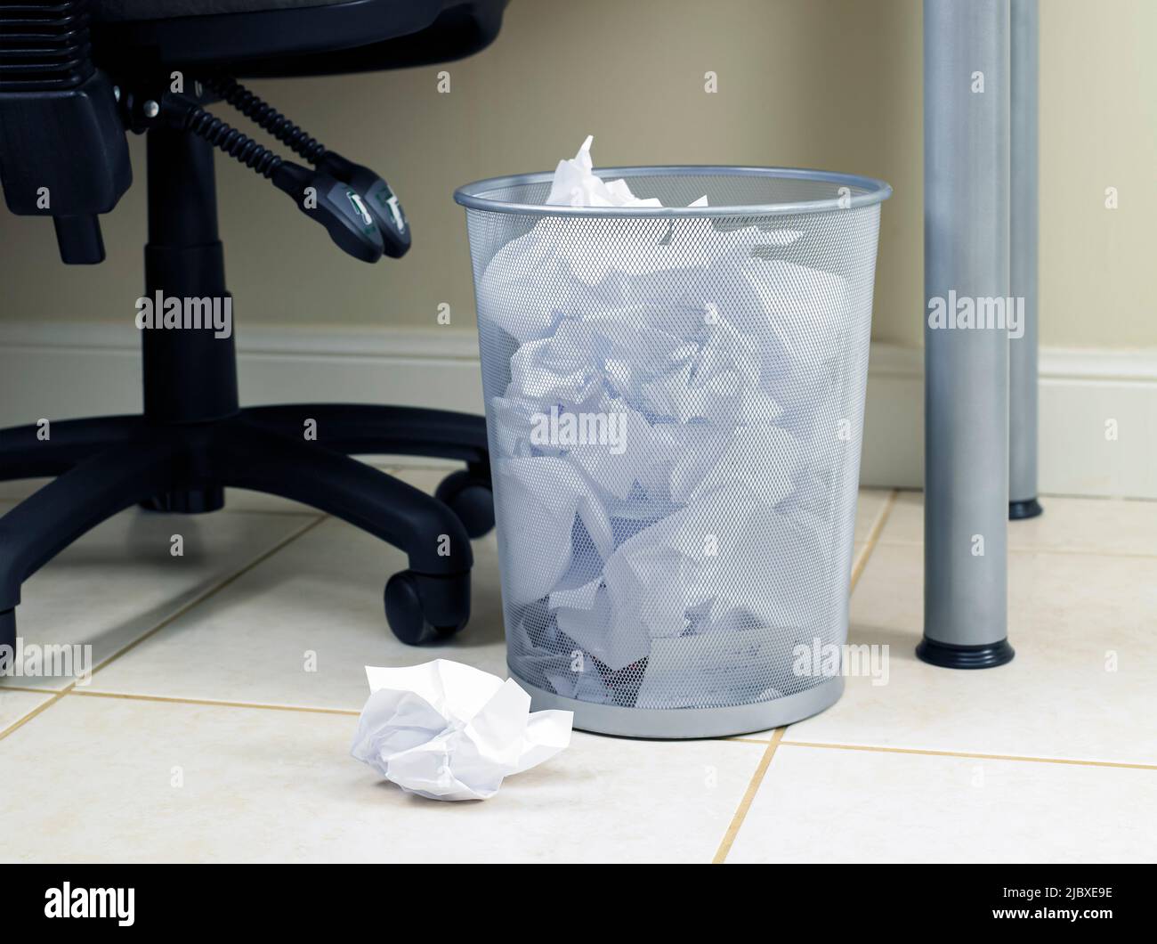 Desk full of rubbish hi-res stock photography and images - Alamy