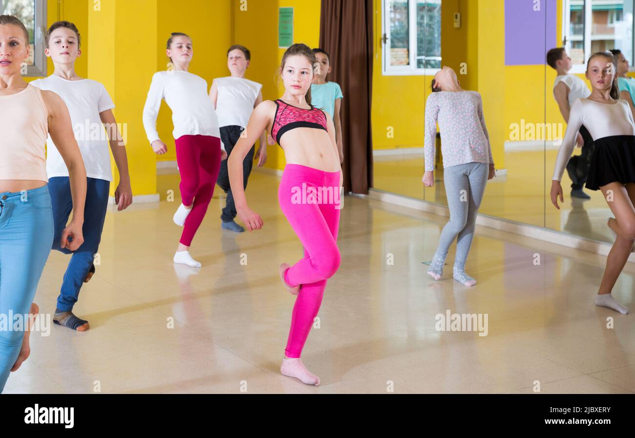 Teenagers practicing dance with female trainer Stock Photo - Alamy