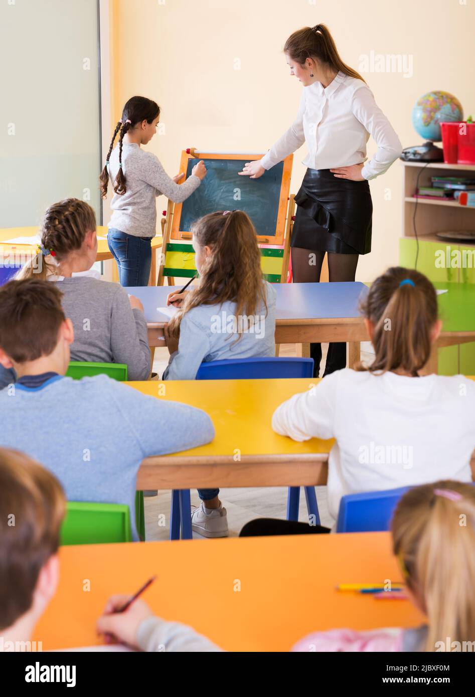10 years old girl school classroom hi-res stock photography and images ...