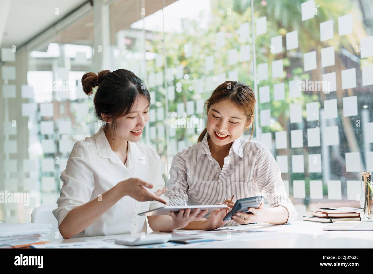 Negotiation strategy hi-res stock photography and images - Alamy