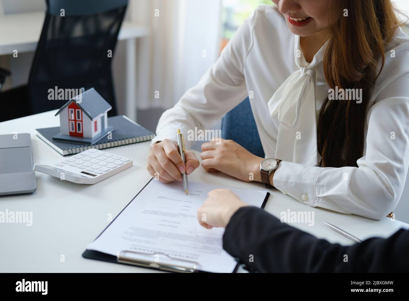 Guarantee, mortgage, agreement, contract, sign, the customer is signing ...
