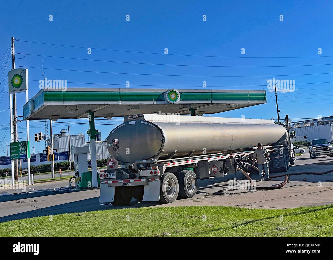 EMPORIA, KANSAS USA - JUNE 7, 2022 Gasoline tanker truck finishes ...