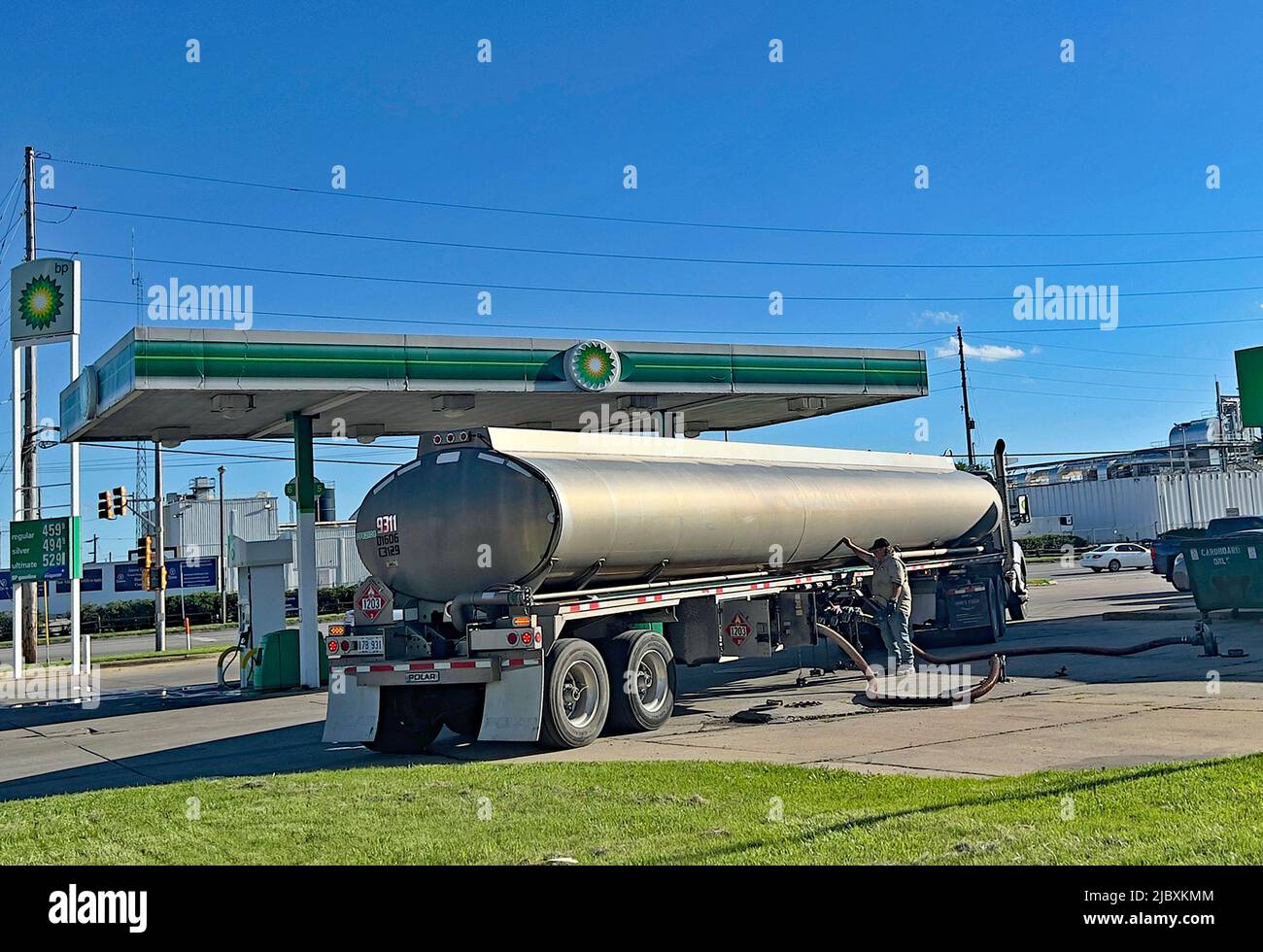 EMPORIA, KANSAS USA - JUNE 7, 2022 Gasoline tanker truck finishes ...