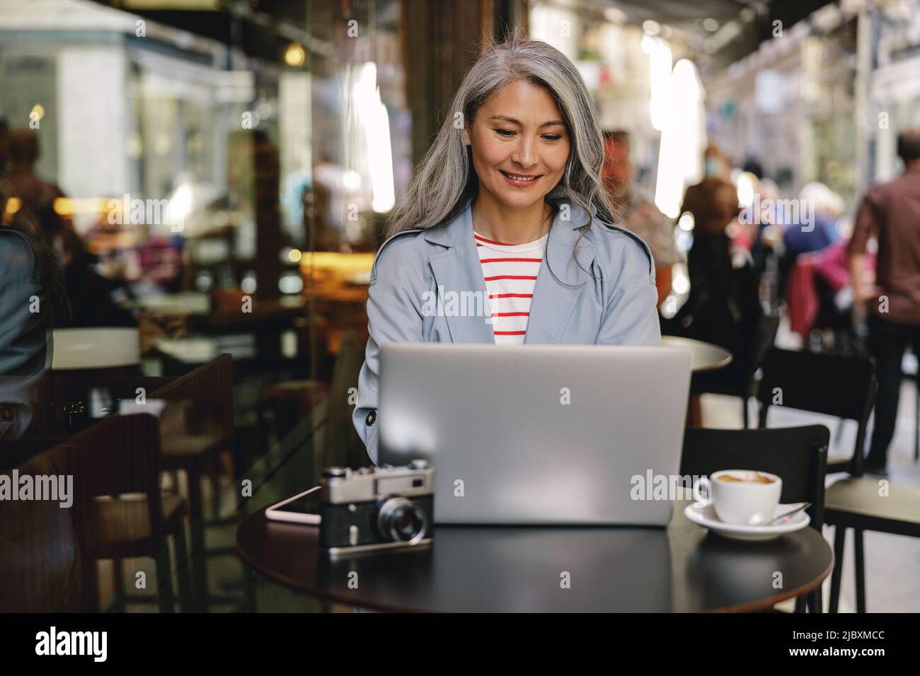 Working at urban sidewalk cafe hi-res stock photography and images - Alamy