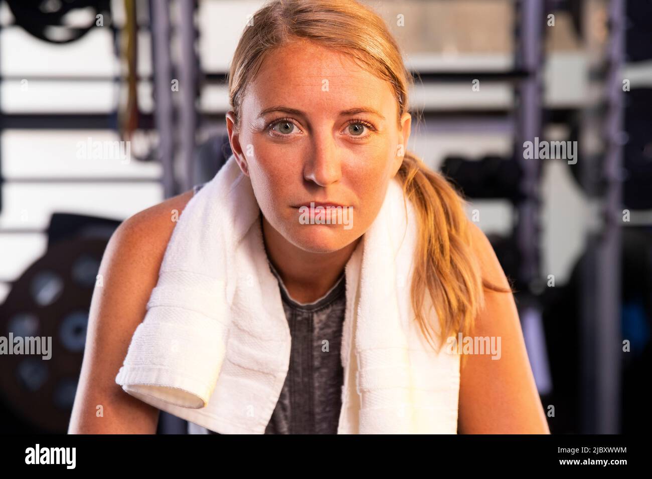 Woman with camera around neck hi-res stock photography and images - Alamy