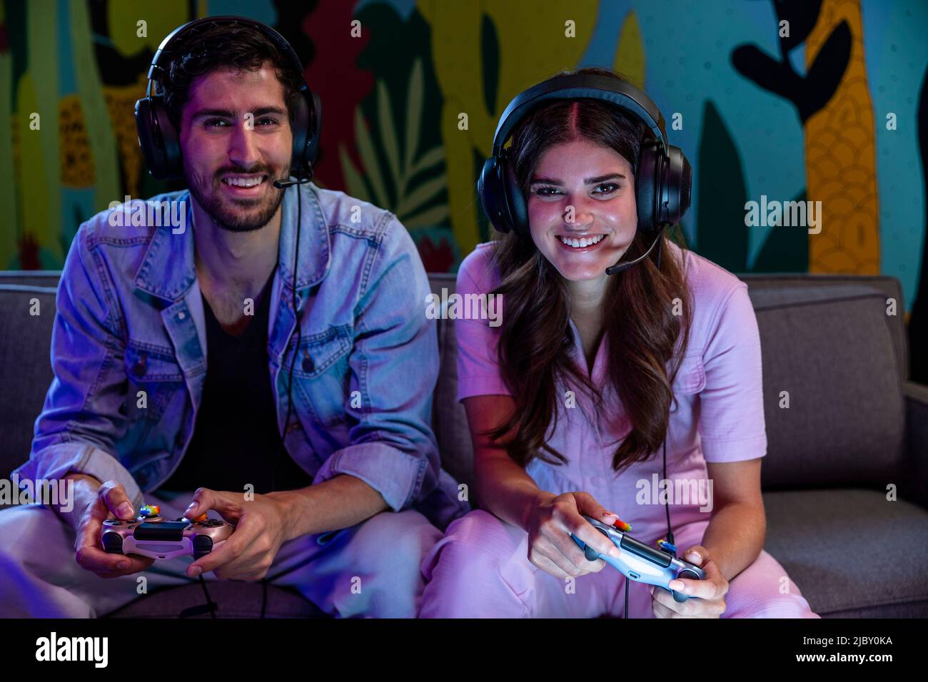 Two young men video games hi-res stock photography and images - Alamy
