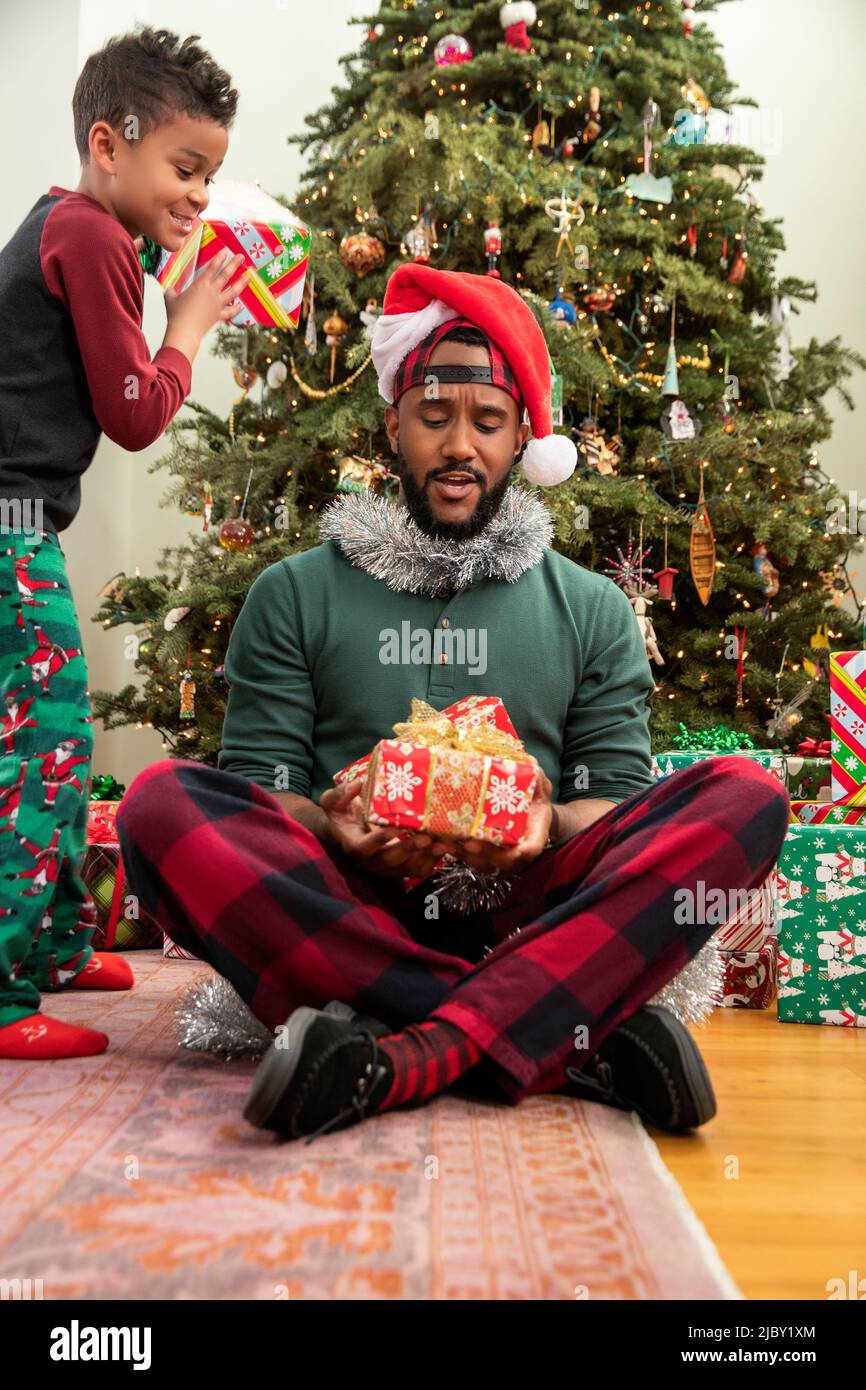 Giving gifts hi-res stock photography and images - Alamy