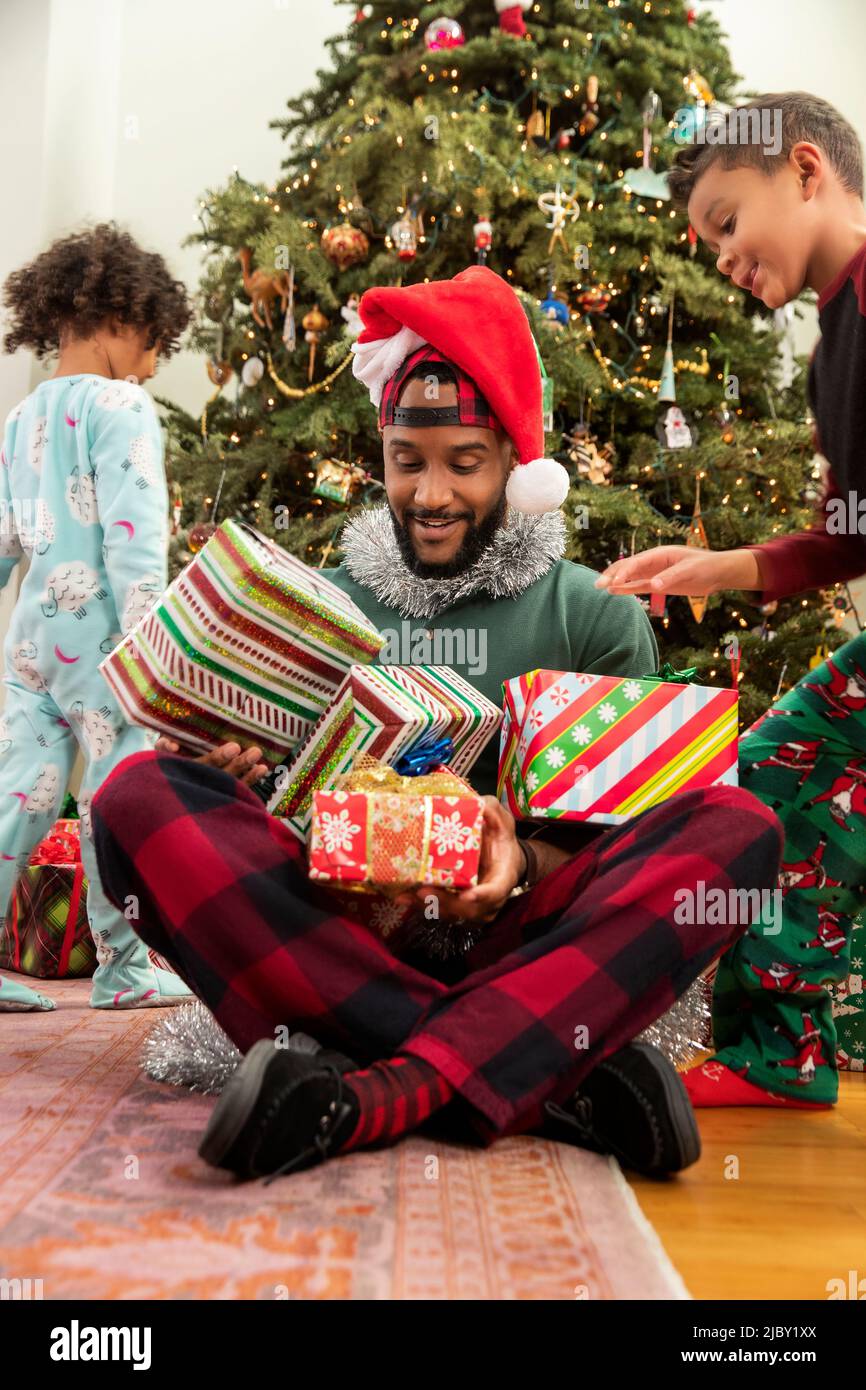 Kids christmas anticipation hi-res stock photography and images - Alamy