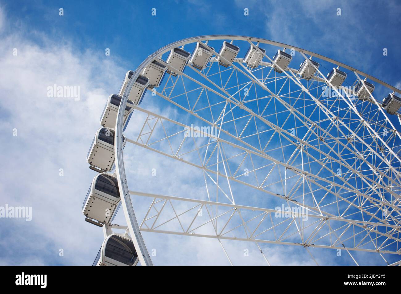 Large viewing wheel against blue sky Stock Photo - Alamy