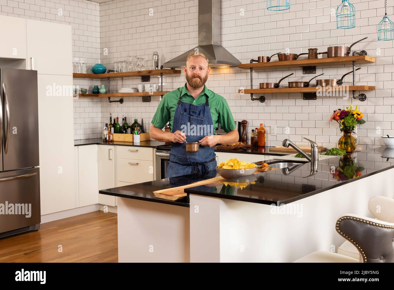 Man wearing apron cooking hi-res stock photography and images - Alamy