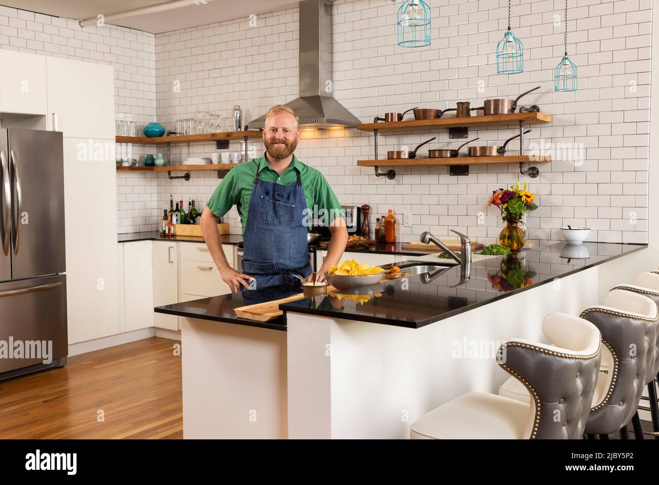Man wearing apron cooking hi-res stock photography and images - Alamy