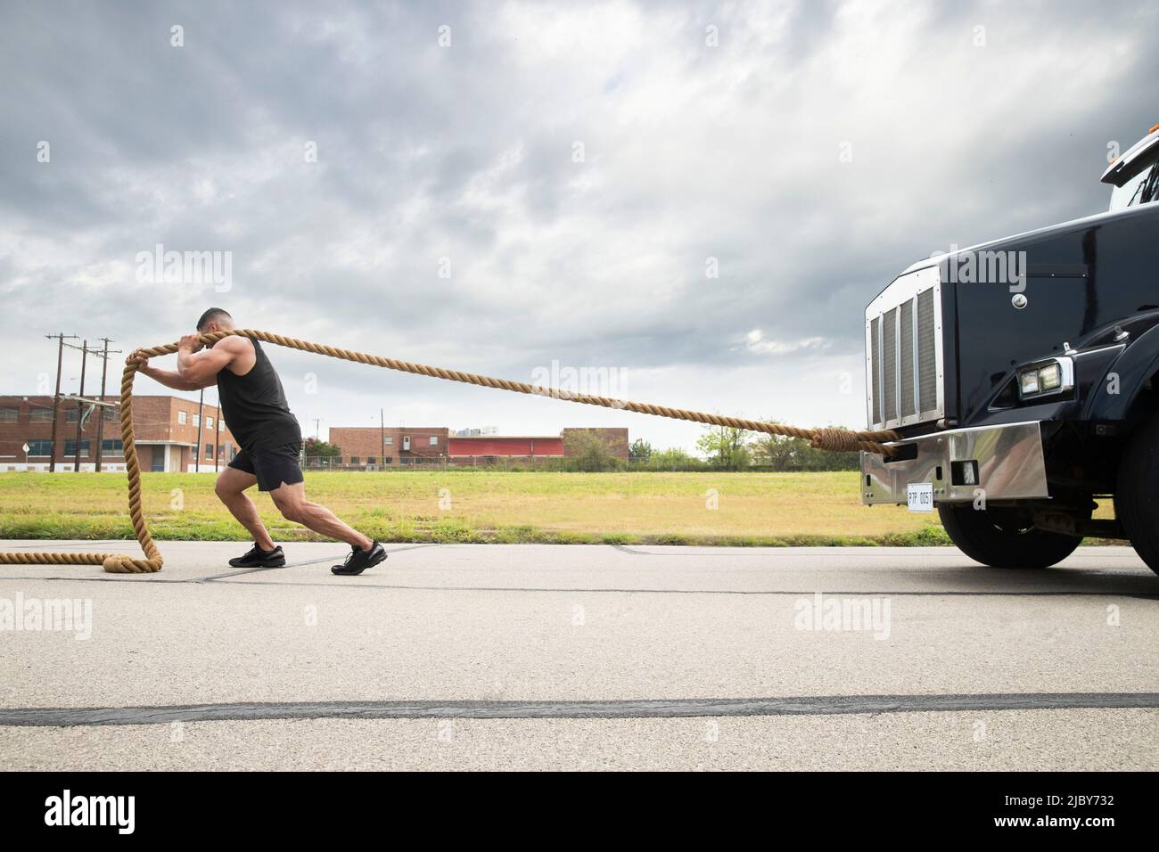 Man dragging heavy rope hi-res stock photography and images - Alamy